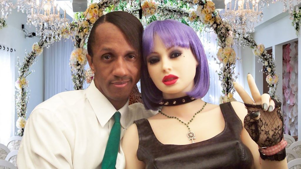 11 People Who Have Found Love With Inanimate Objects - ArticleCity.com